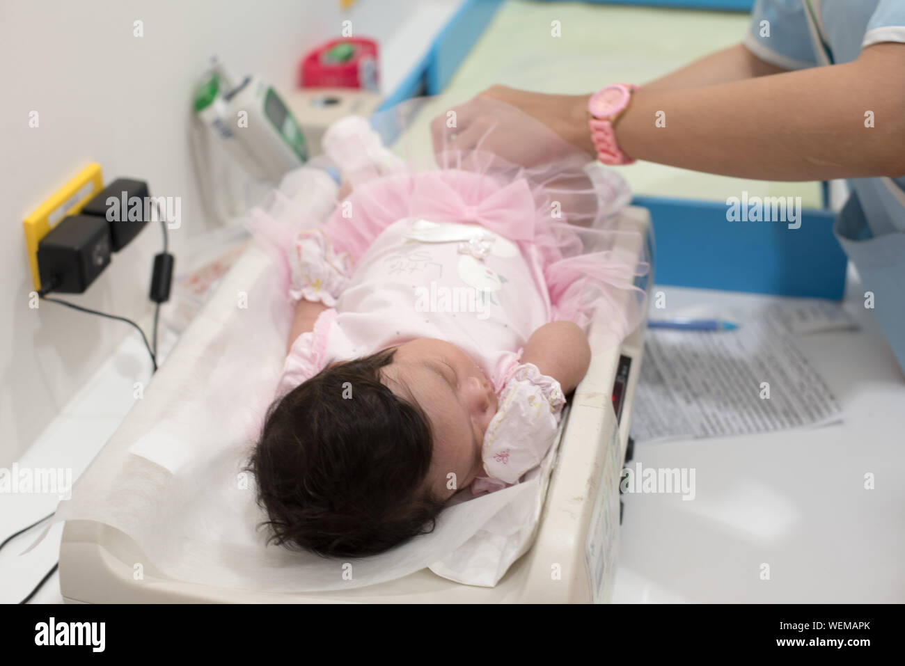 Baby lying on scale hi-res stock photography and images - Alamy