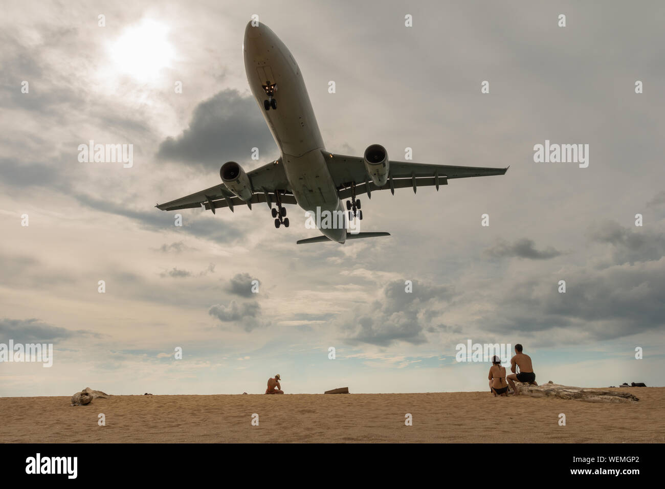 Landing plane over beach hi-res stock photography and images - Alamy