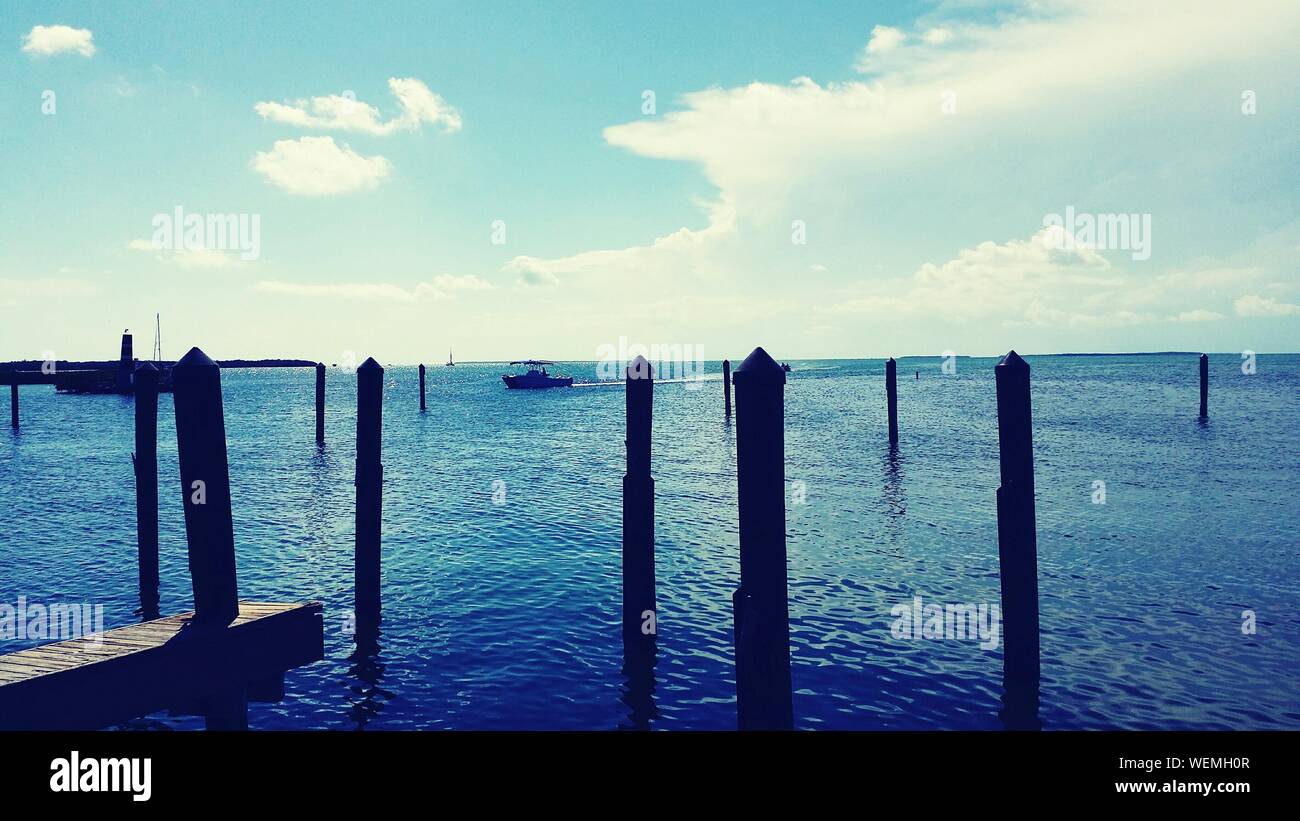 Blue mooring posts hi-res stock photography and images - Alamy