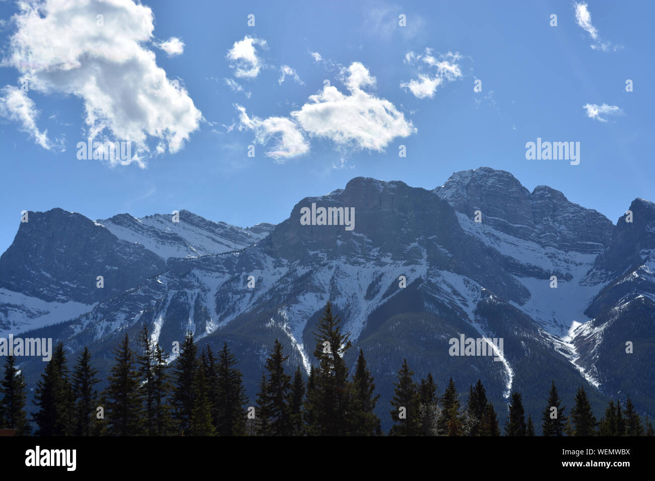 Snow covered rocky mountains hi-res stock photography and images - Alamy