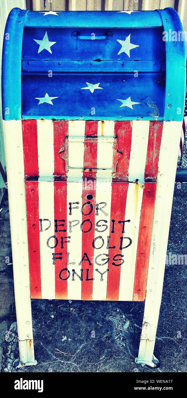 Mailbox american flag hi-res stock photography and images - Alamy