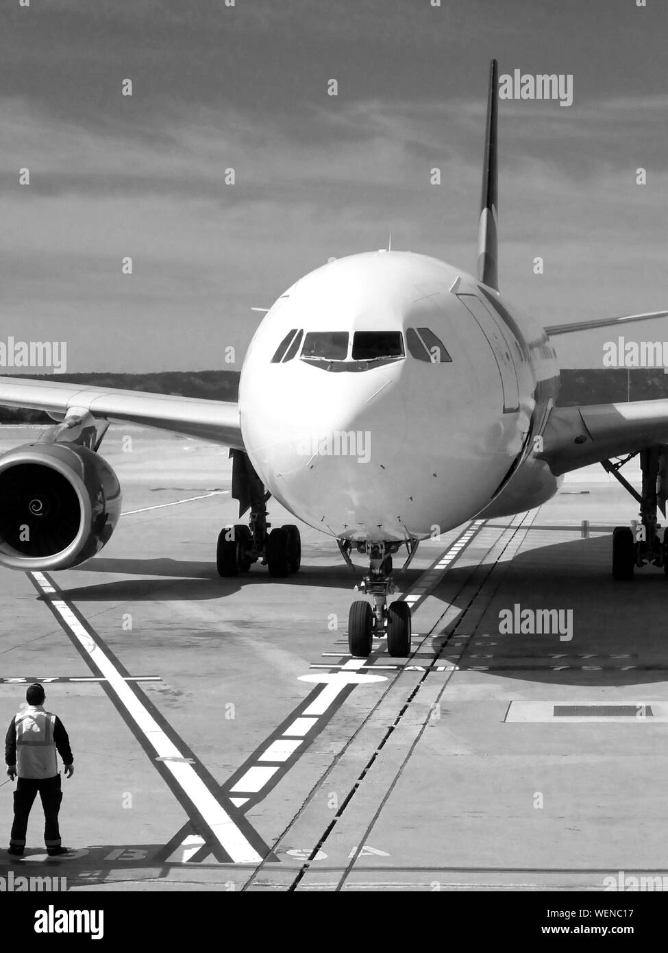 Airplane rear view Black and White Stock Photos & Images - Alamy