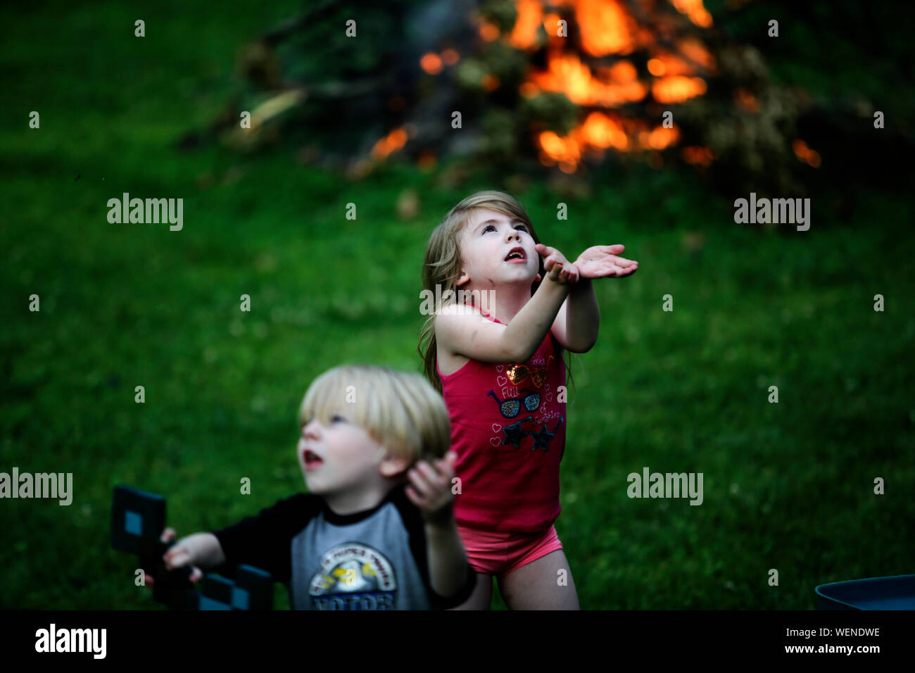 Family at bonfire hi-res stock photography and images - Alamy