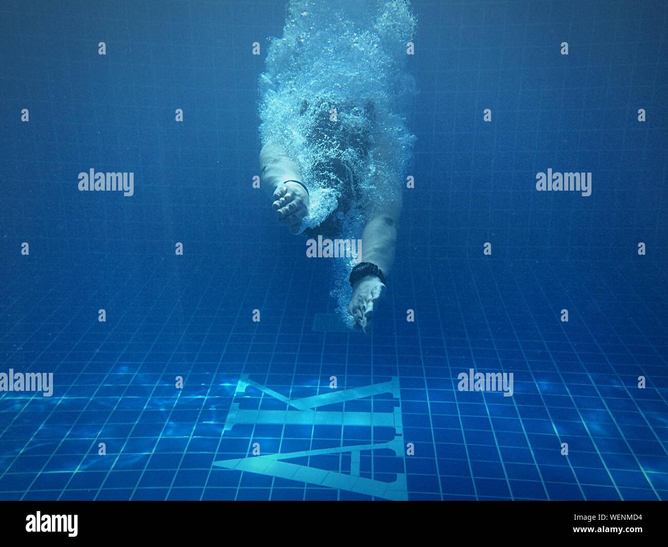 Man swimming underwater in swimming hi-res stock photography and images ...