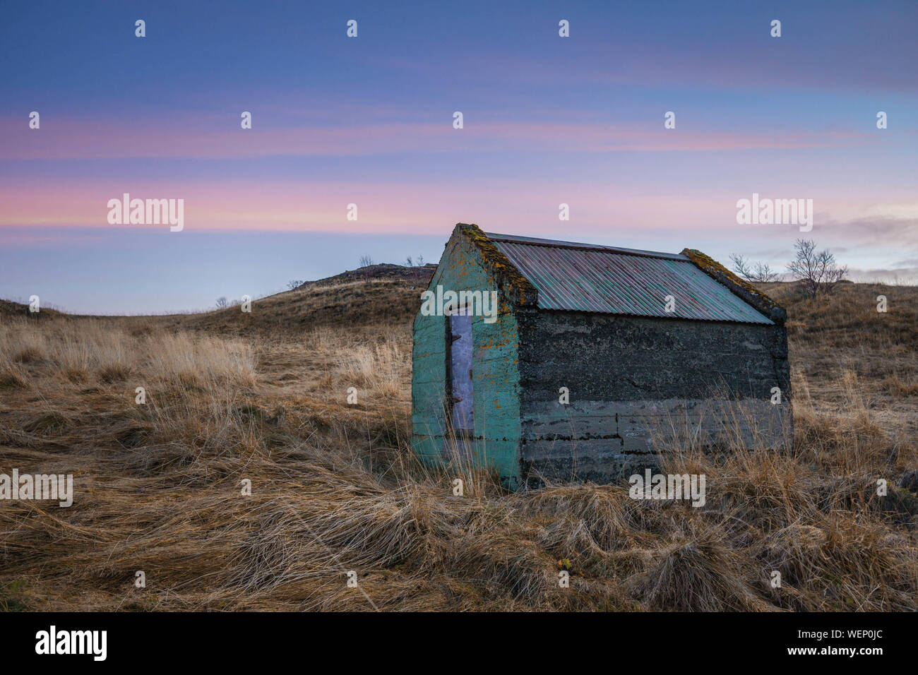 Abandoned hut hi-res stock photography and images - Alamy