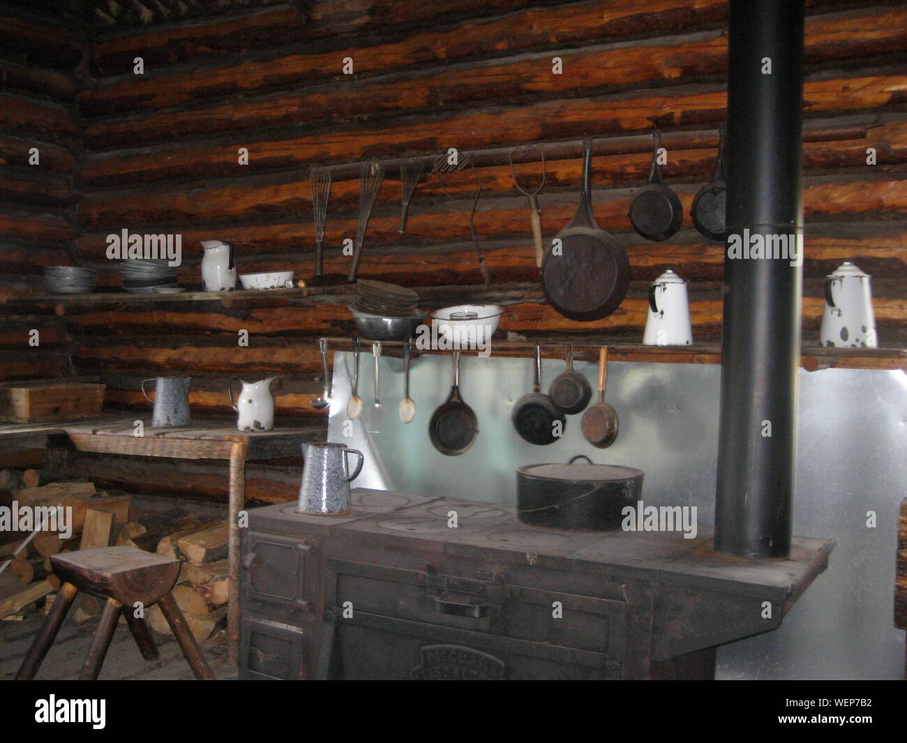 Old kitchen interior hi-res stock photography and images - Alamy