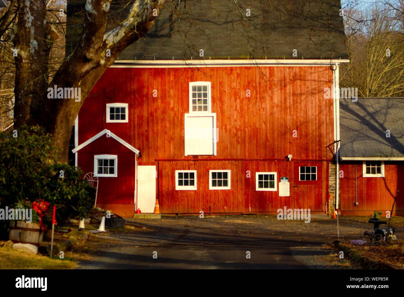 Red black barn hi-res stock photography and images - Alamy