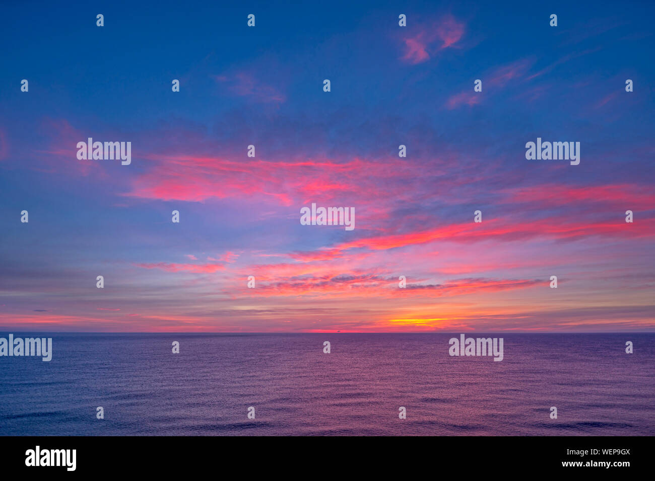 Horizon sunrise sea hi-res stock photography and images - Alamy