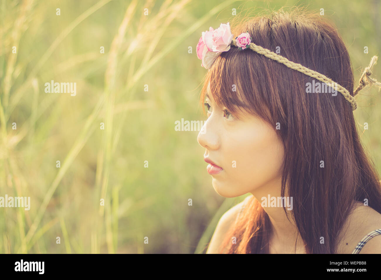 Women wearing wreath hi-res stock photography and images - Alamy
