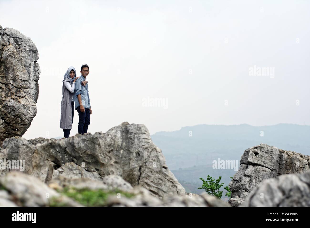 Couple embracing cliff hi-res stock photography and images - Alamy