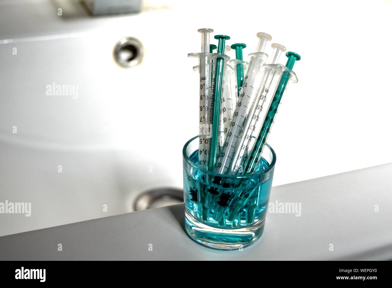 Glass syringes hi-res stock photography and images - Alamy