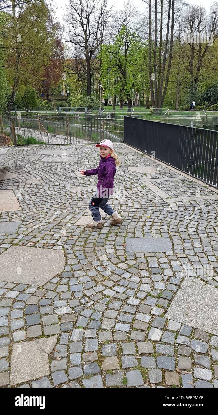 Child path hi-res stock photography and images - Alamy