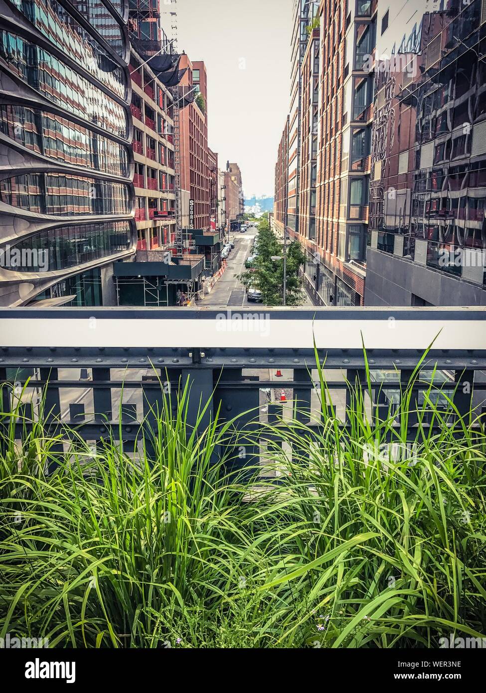 Grass and city hi-res stock photography and images - Alamy