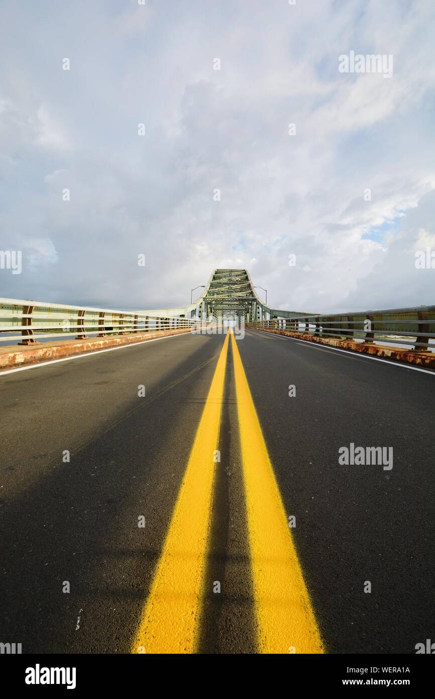 Yellow Dividing Lines High Resolution Stock Photography and Images - Alamy
