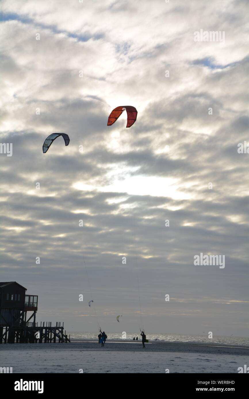 Parachute beach hi-res stock photography and images - Alamy