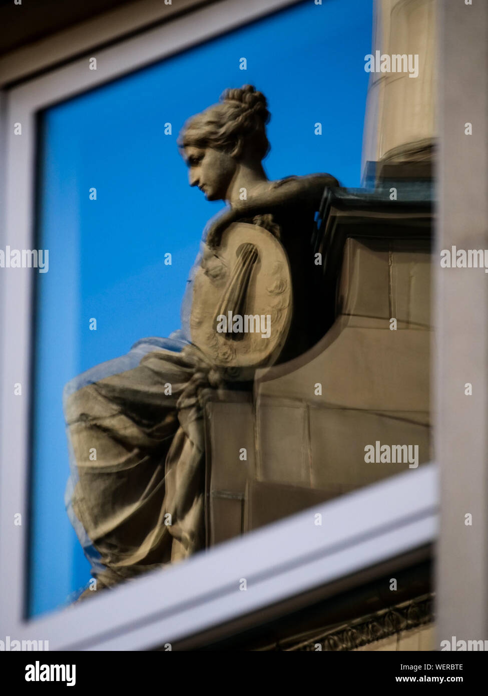 Reflection of Statue Stock Photo - Alamy