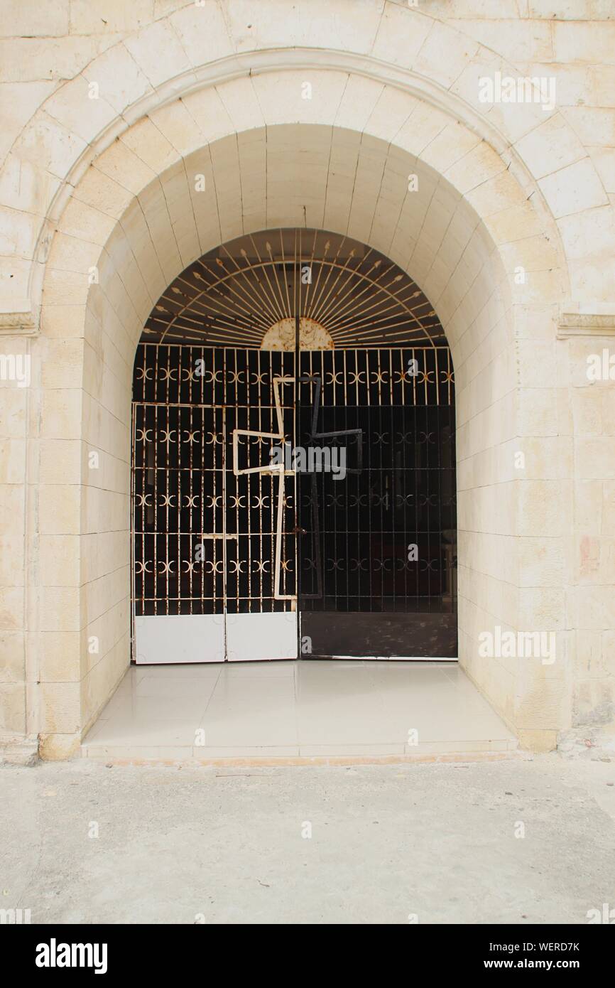 Closed cross hi-res stock photography and images - Alamy