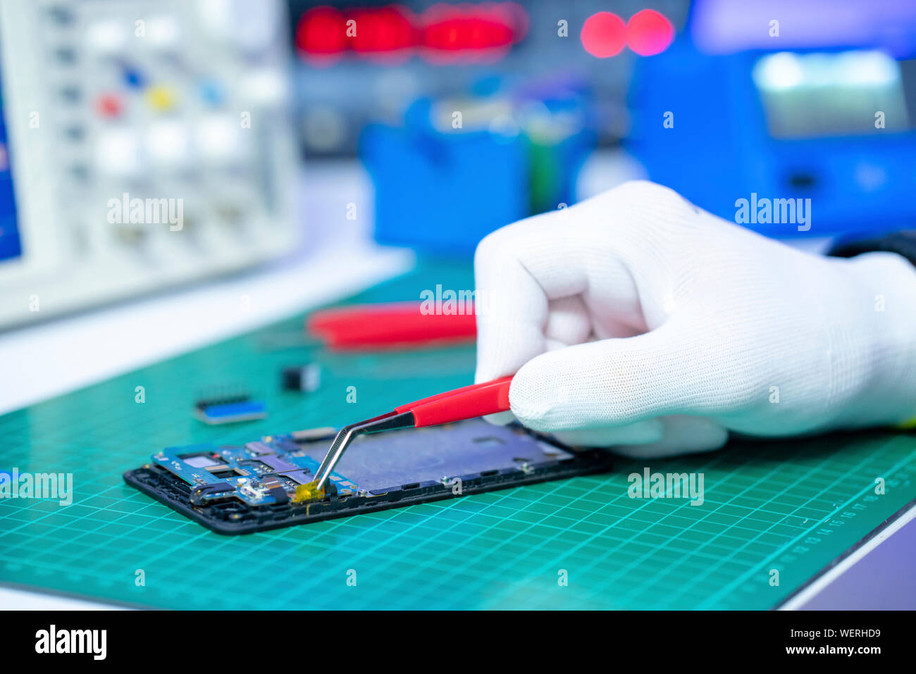 Mobile phone repairing hi-res stock photography and images - Alamy