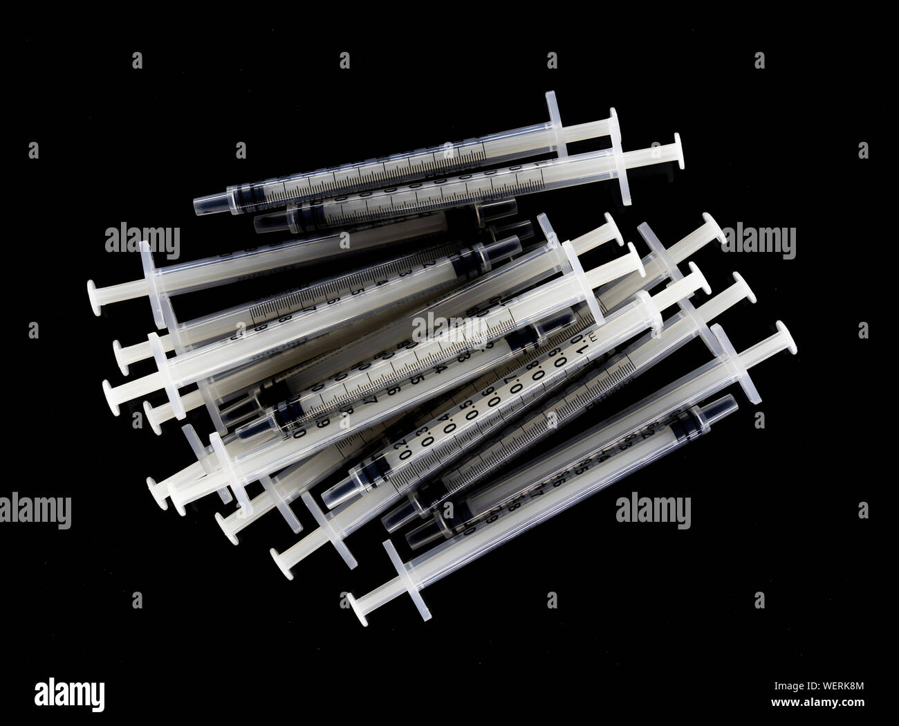 Medicine syringe hi-res stock photography and images - Alamy
