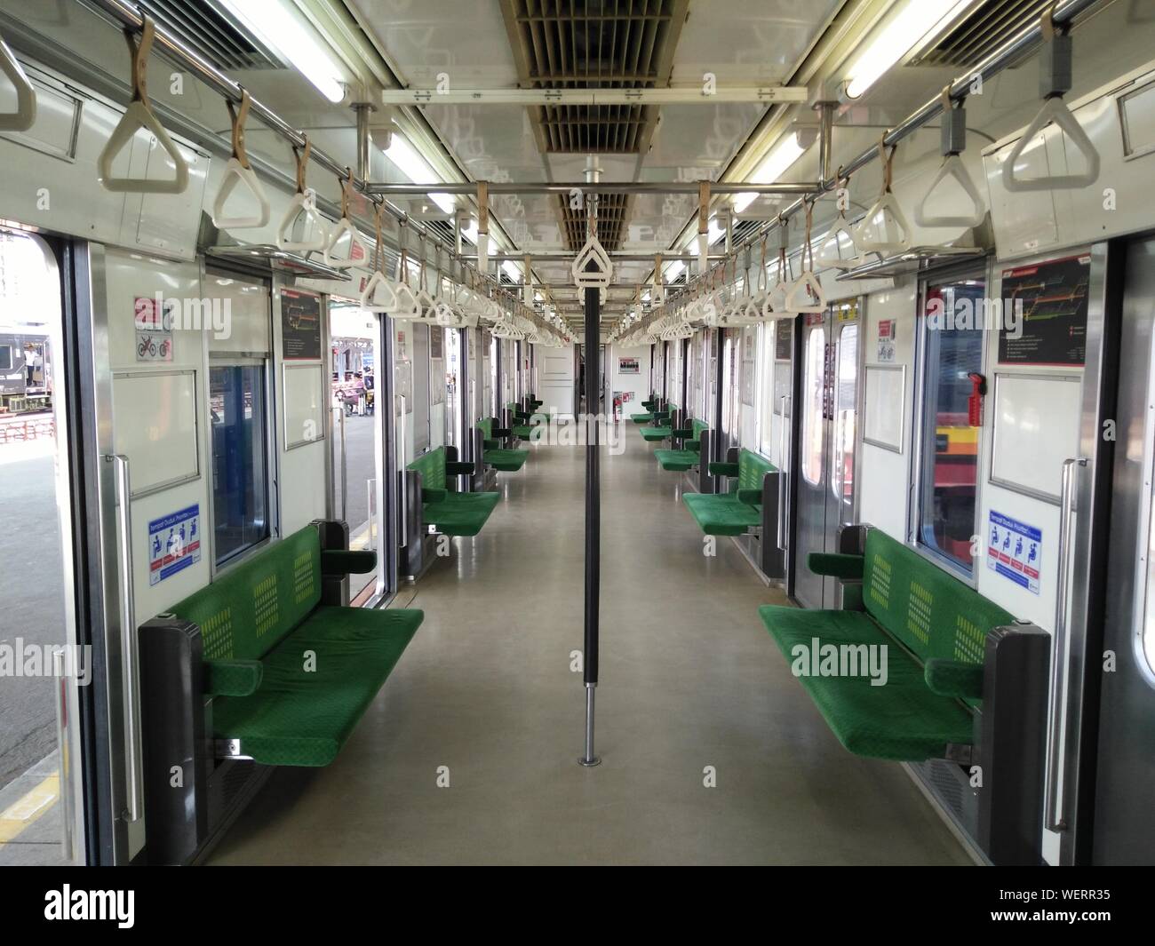Empty subway train no people hi-res stock photography and images - Alamy
