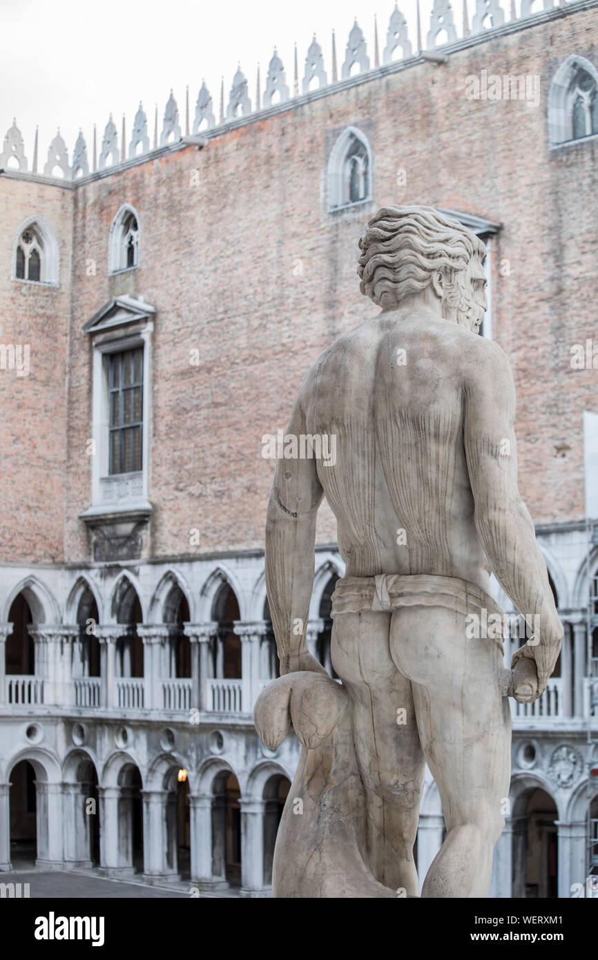 Building statue arch hi-res stock photography and images - Alamy