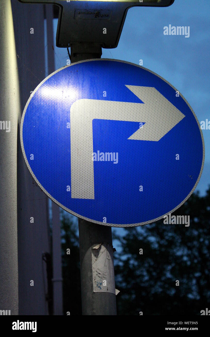 Blue arrow hi-res stock photography and images - Alamy