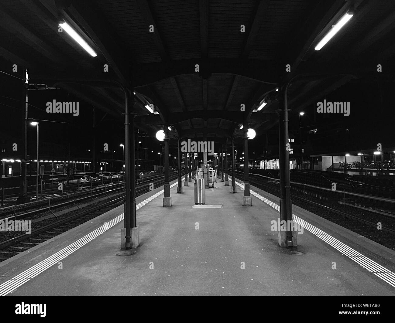 Empty railroad station night architecture hi-res stock photography and ... Empty railroad station night architecture hi-res stock photography and ...