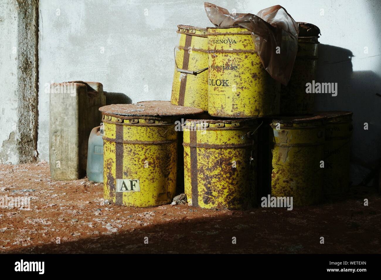 Abandoned containers hi-res stock photography and images - Alamy