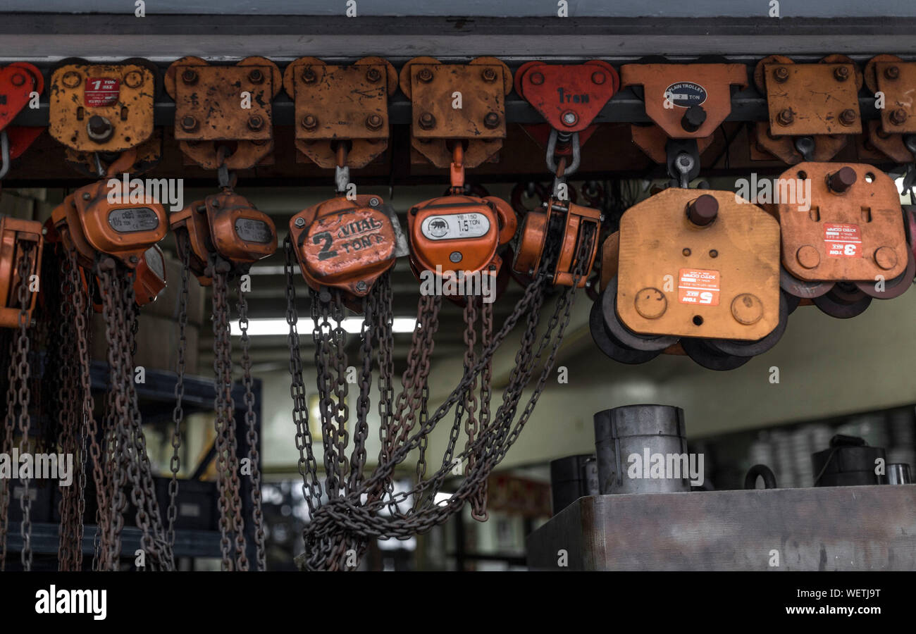 Chain pulleys hi-res stock photography and images - Alamy