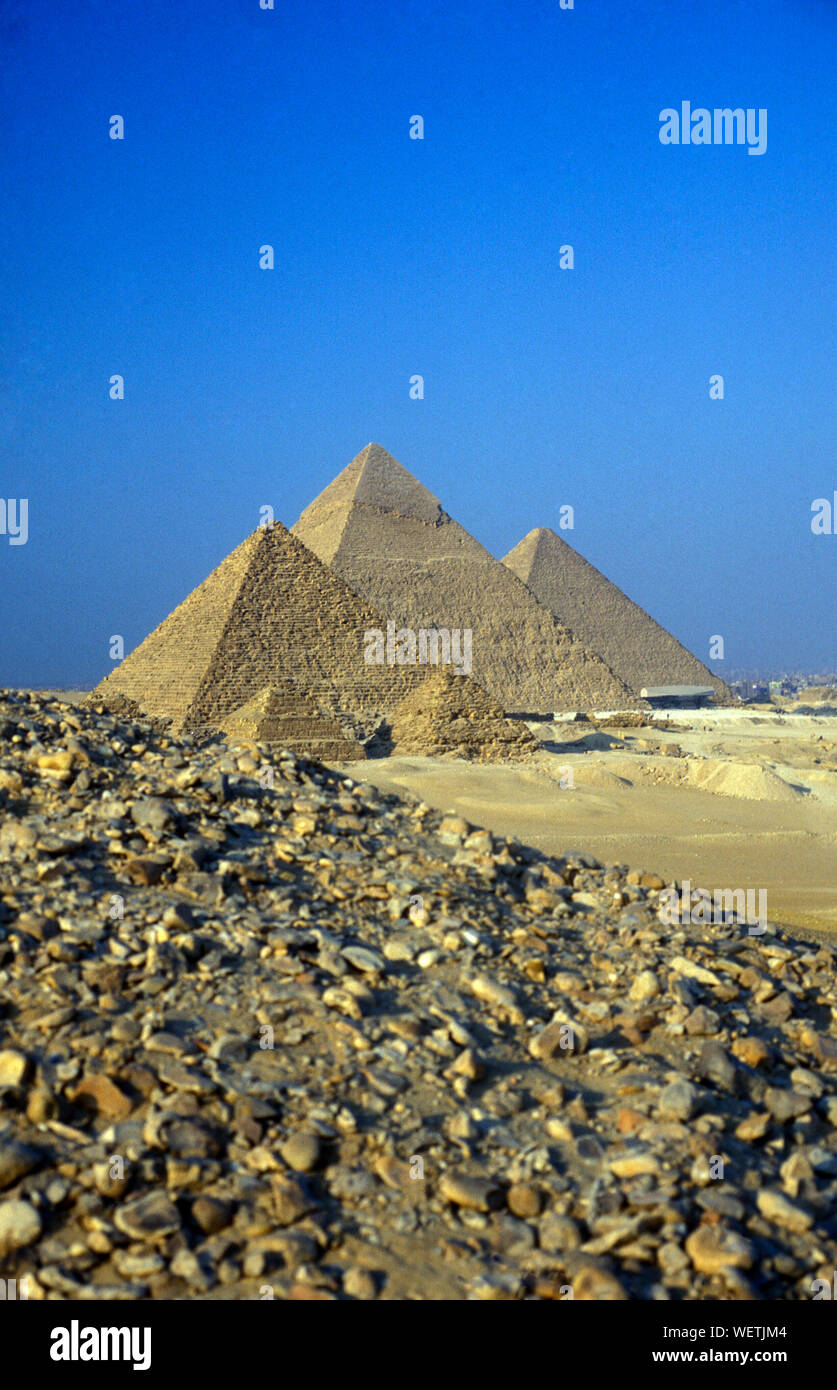 Great pyramid of giza blue sky hi-res stock photography and images - Alamy