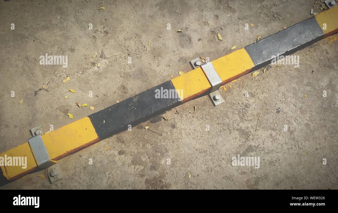 Yellow cube hi-res stock photography and images - Alamy