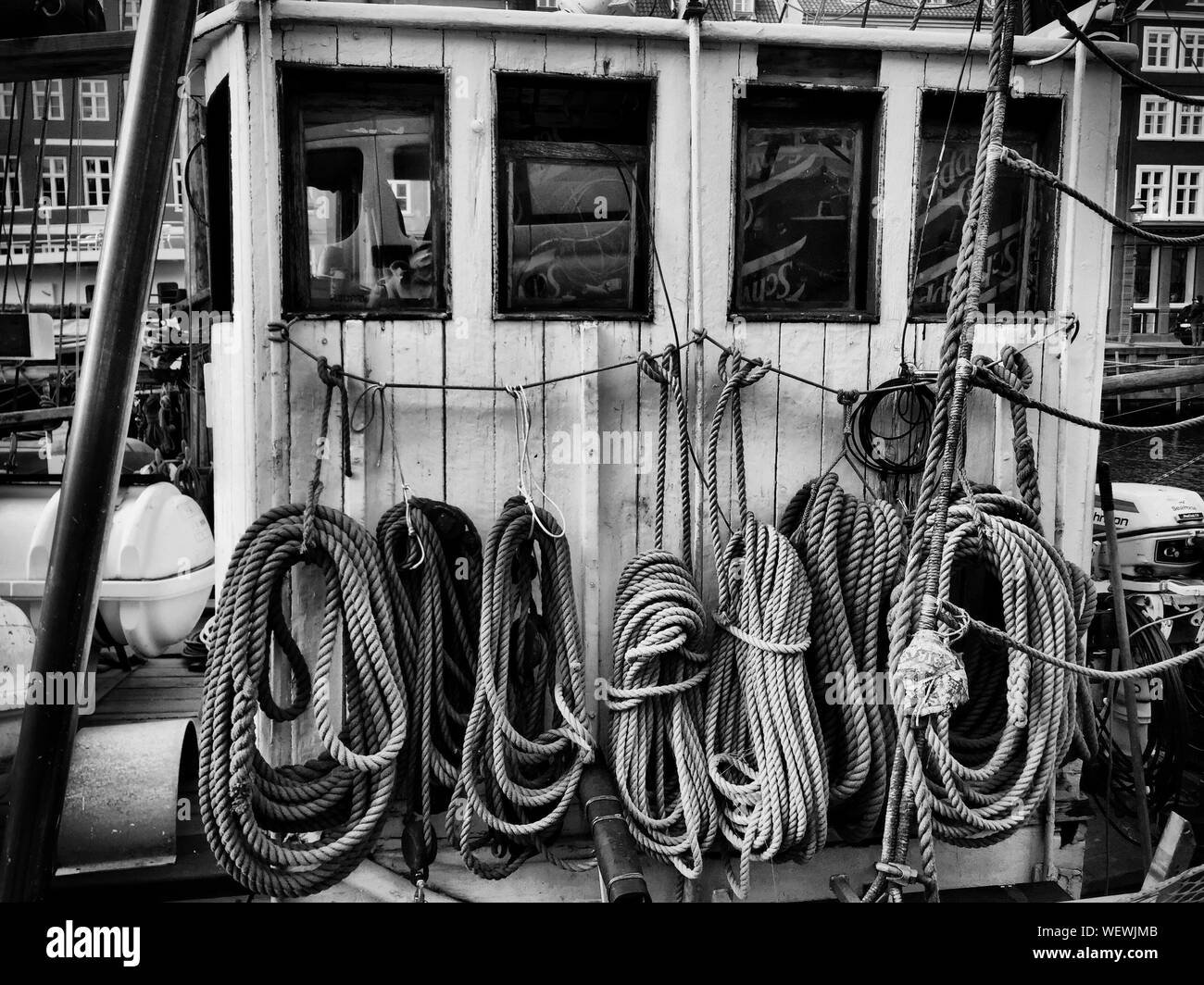 Ropes tied hi-res stock photography and images - Alamy