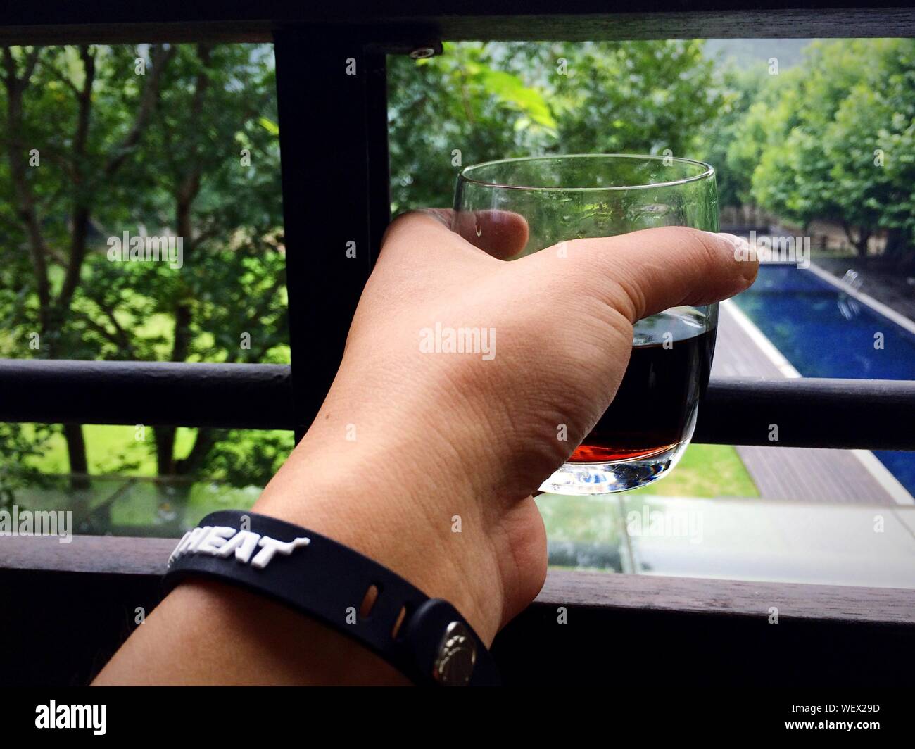 Man's hand holding glass hi-res stock photography and images - Alamy