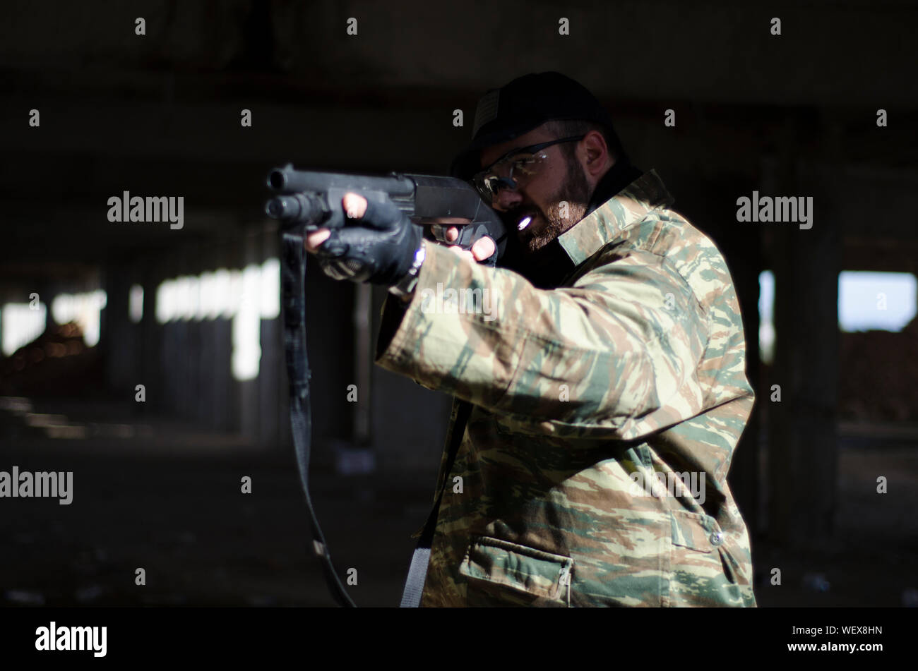 Shooting a gun hi-res stock photography and images - Alamy