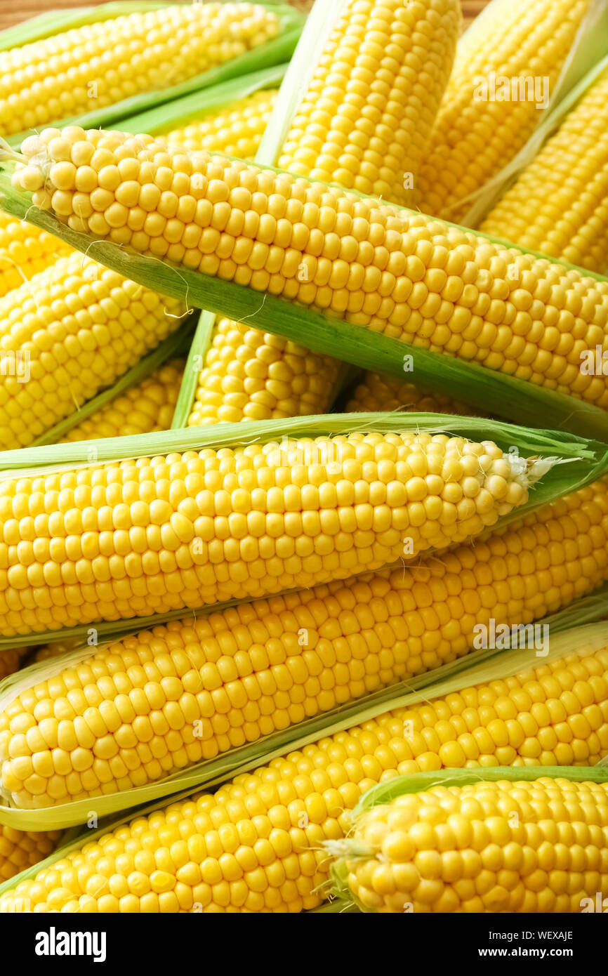 Fresh corn on the cobs. Summer healthy vegetables Stock Photo - Alamy