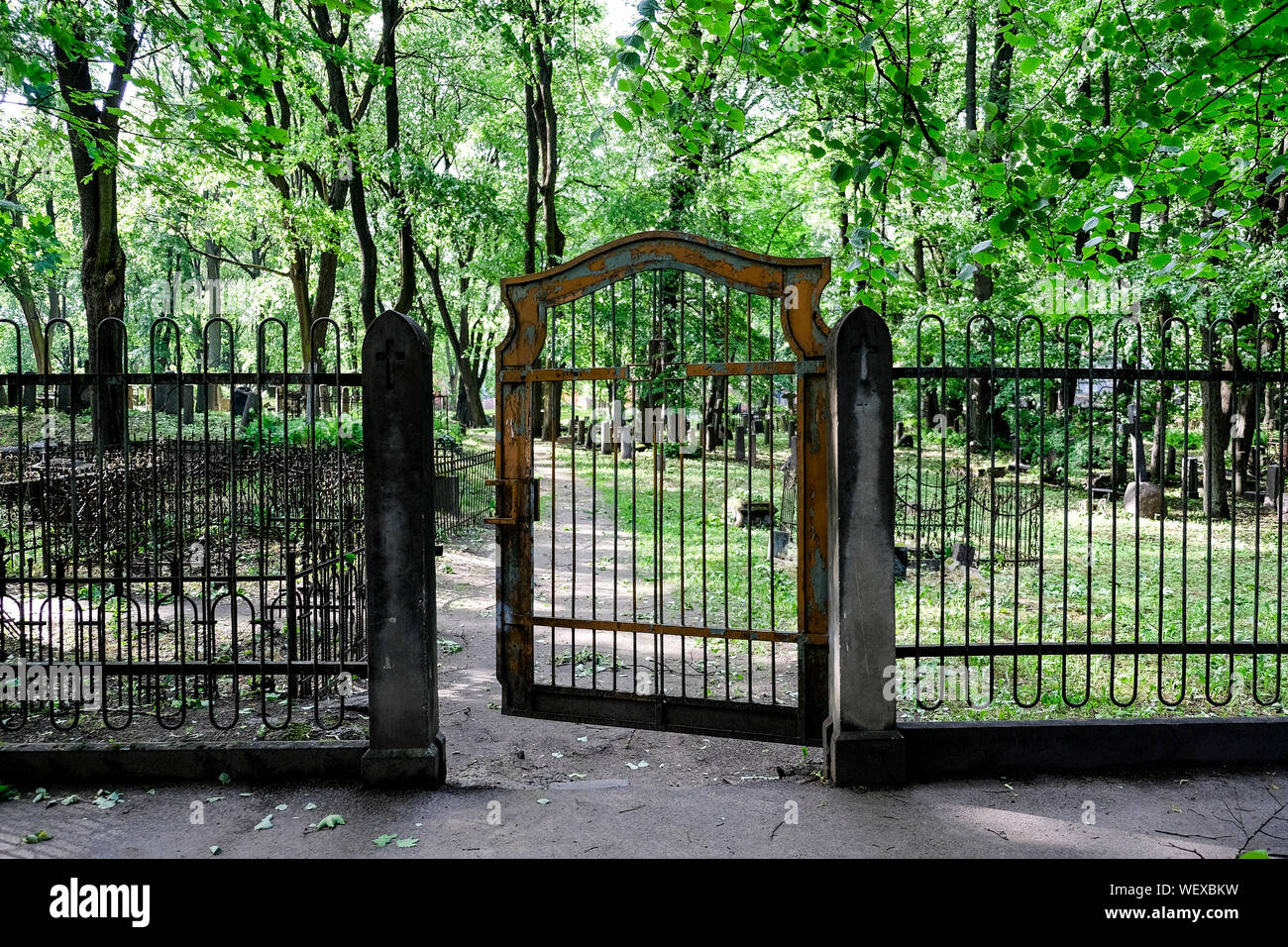Old Gate And Fence Of Graveyard Stock Photo - Alamy