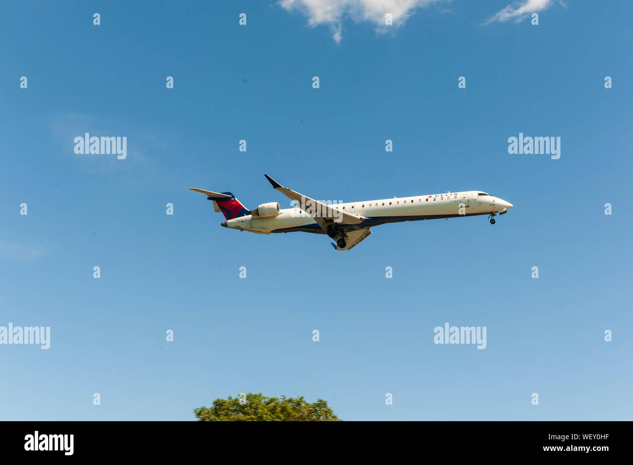 Canadair Regional Jet CRJ-900 Delta Connection landing at Lexington ...