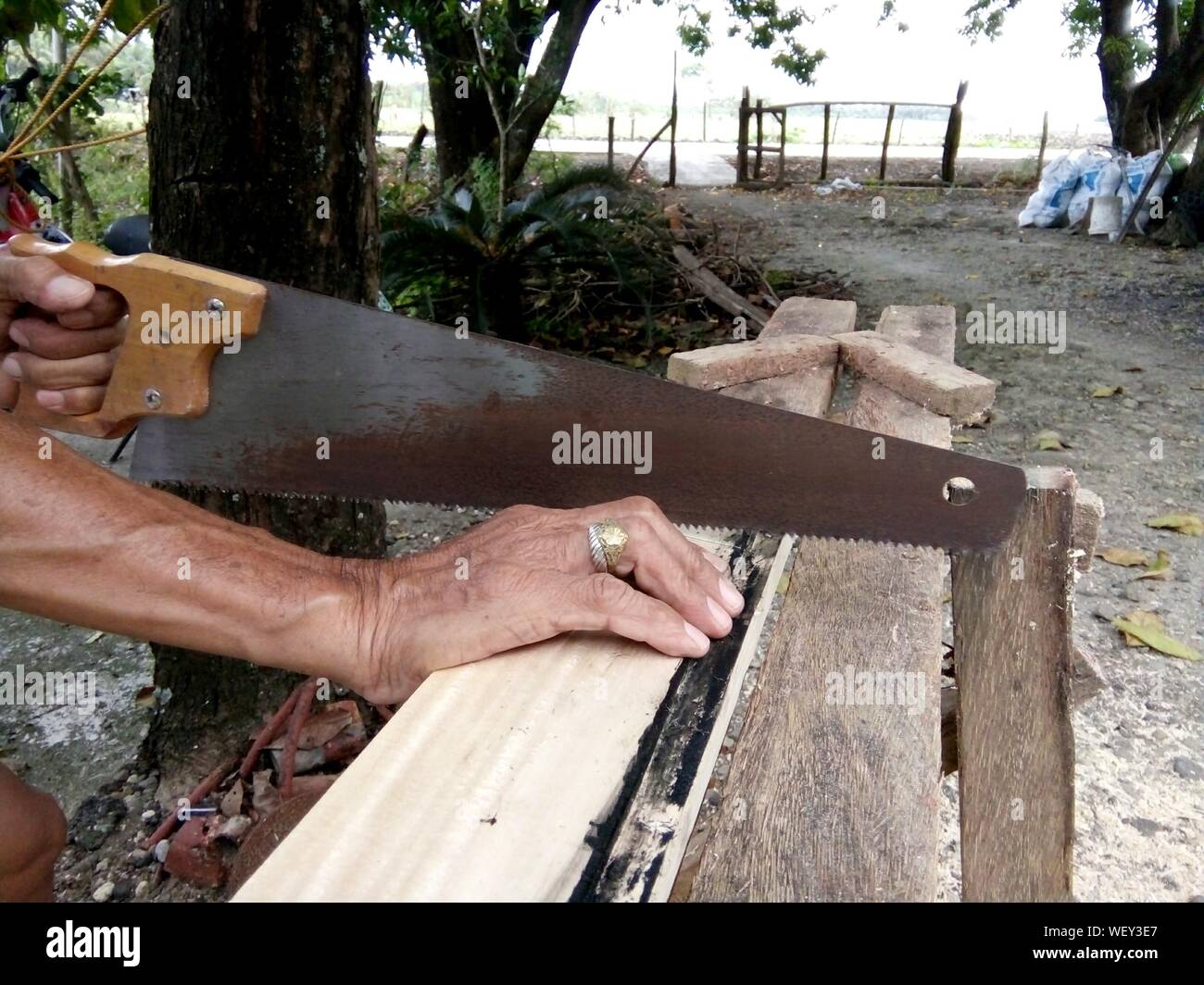 Hand saw wood hi-res stock photography and images - Alamy