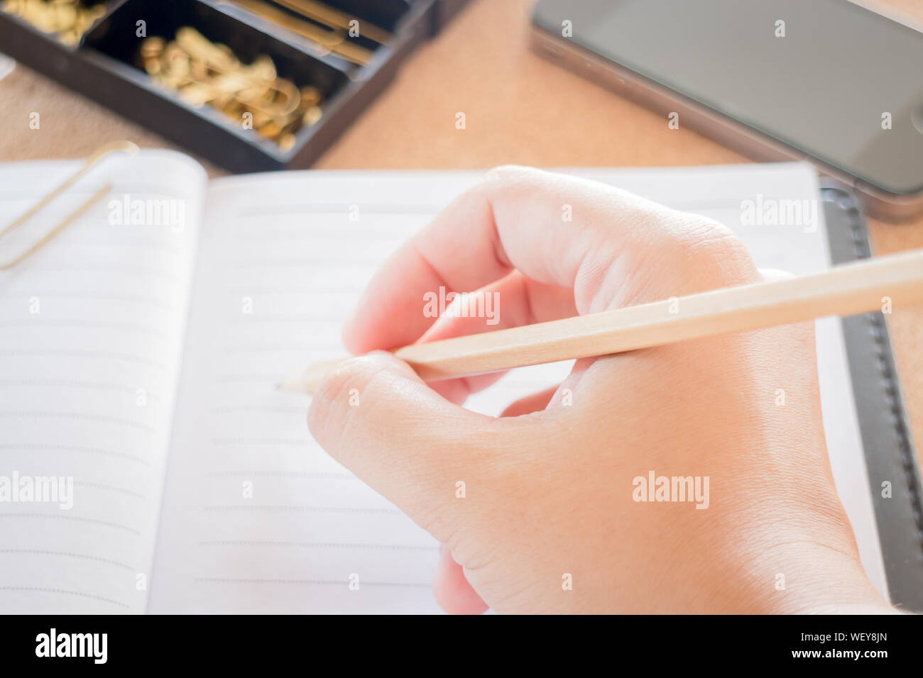 Hand holding pencil hi-res stock photography and images - Alamy