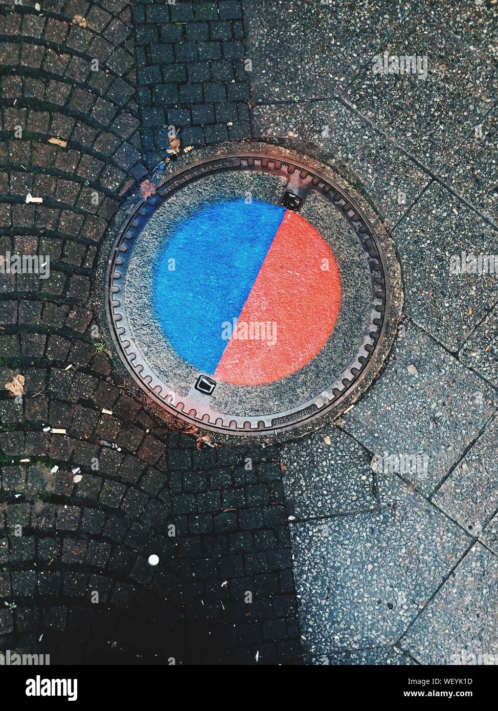 Painted manhole cover hi-res stock photography and images - Alamy