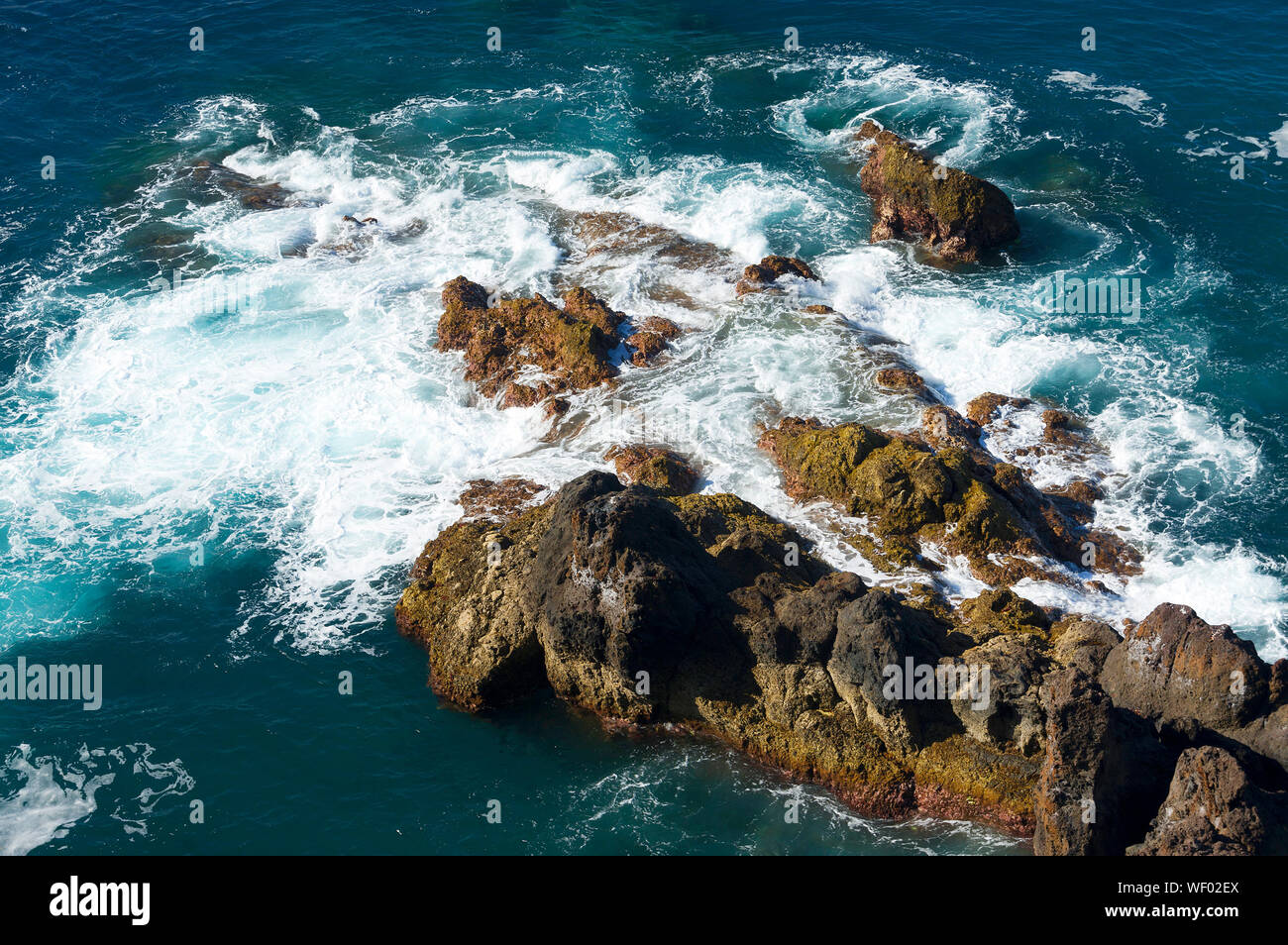 Rocks in water hi-res stock photography and images - Alamy