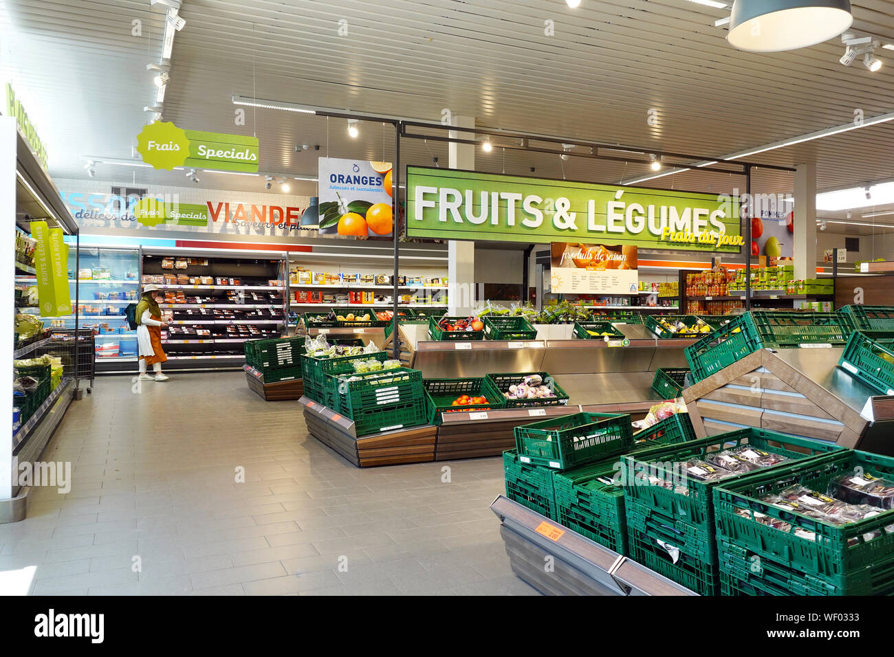 Grocery store interior aisle signage hi-res stock photography and ...