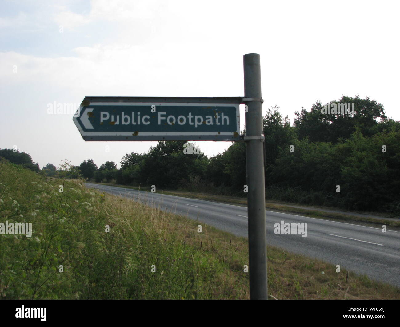 Public Footpath green finger sign Stock Photo - Alamy
