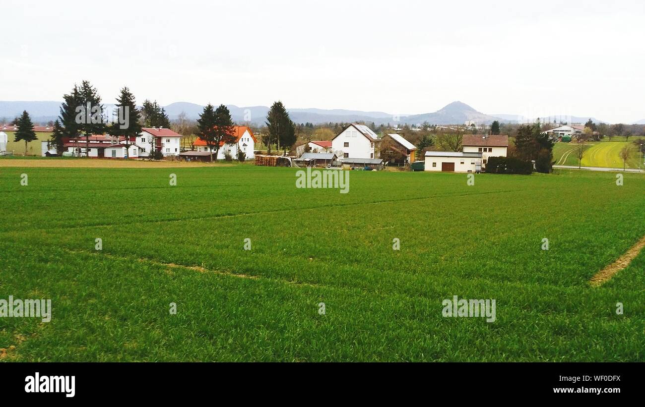 Farm houses and green agricultural land hi-res stock photography and ...