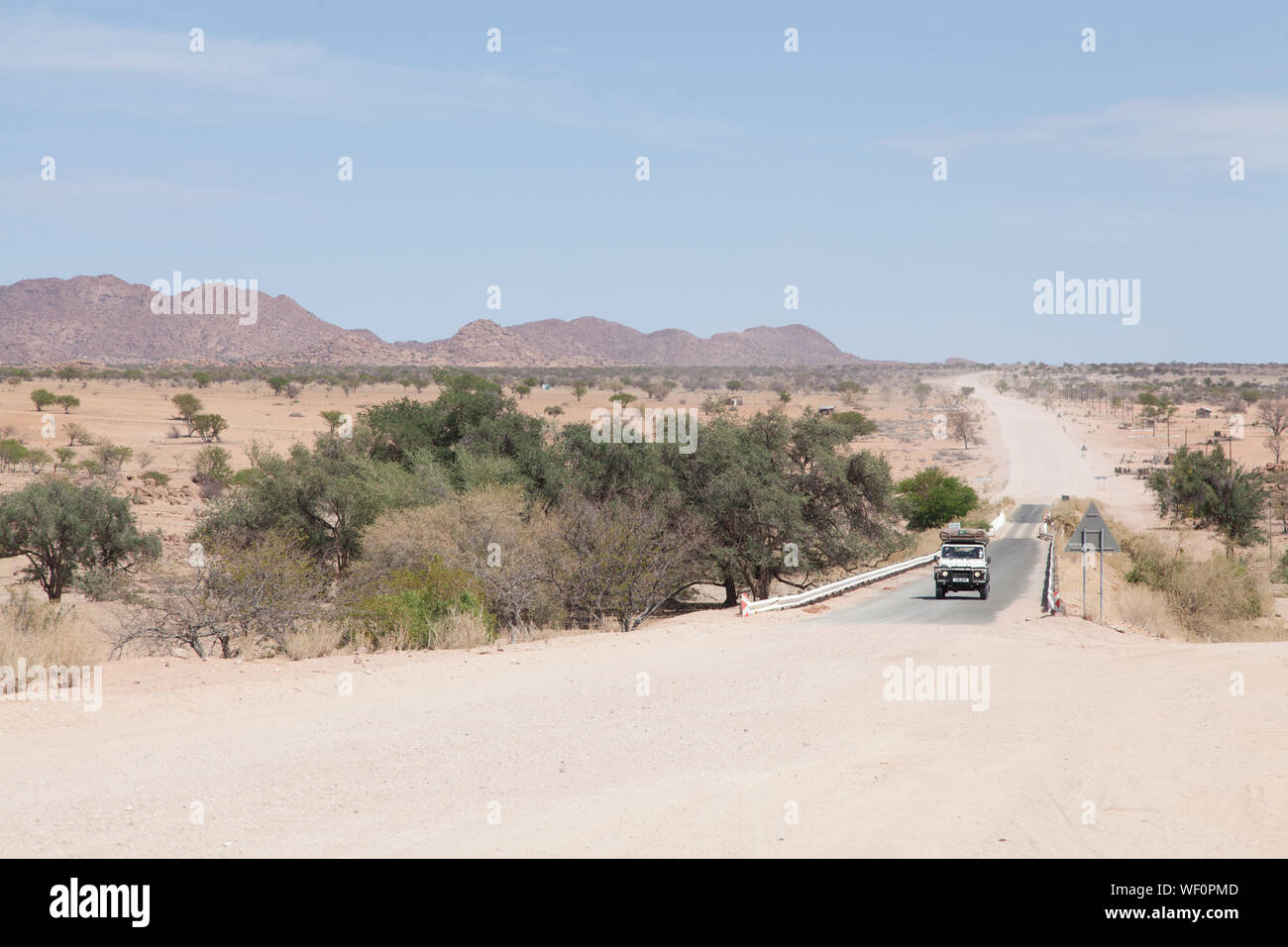 Desert land rover defender hi-res stock photography and images - Alamy
