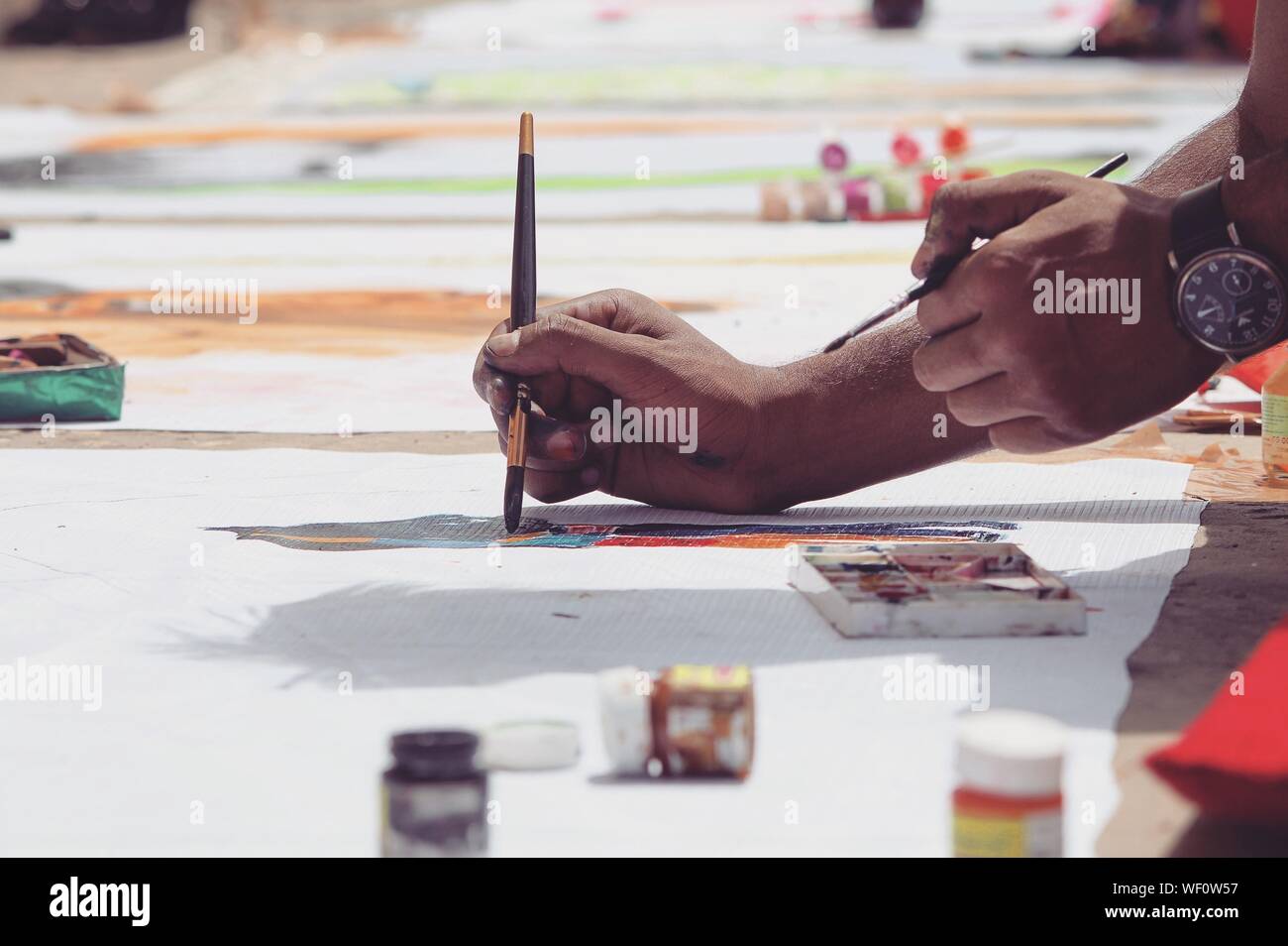 Artist hands paint hi-res stock photography and images - Alamy