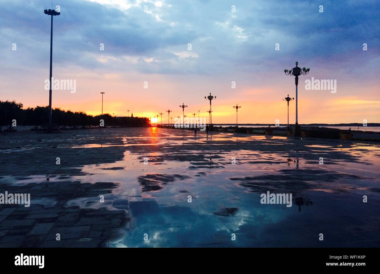 Wet walkway hi-res stock photography and images - Alamy