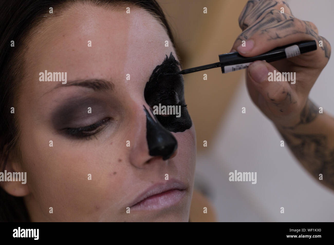 Applying body paint hi-res stock photography and images - Alamy