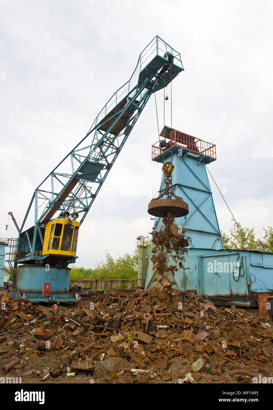 Garbage dump crane hi-res stock photography and images - Alamy