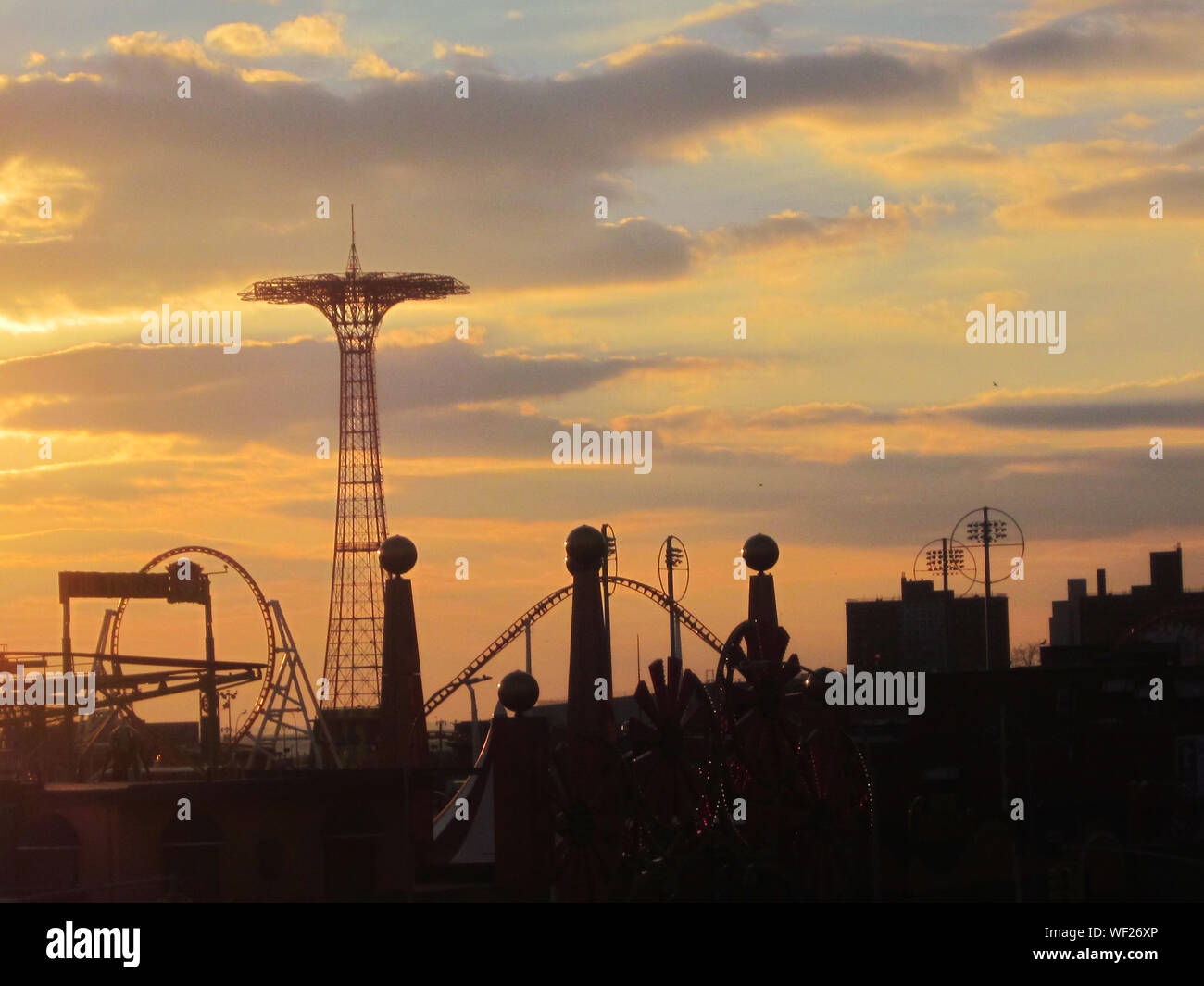Parachute jump ride amusement hi-res stock photography and images - Alamy